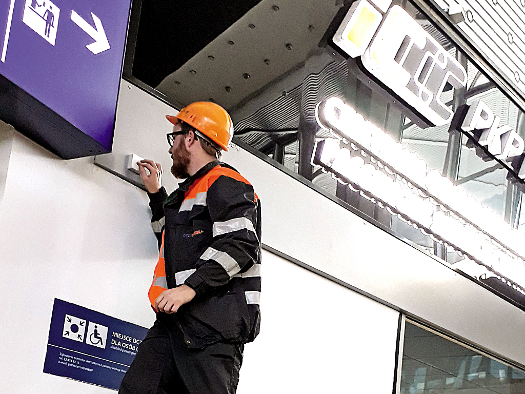 Beacony – pierwszy krok w stronę „SMART Dworca” – Raport Kolejowy