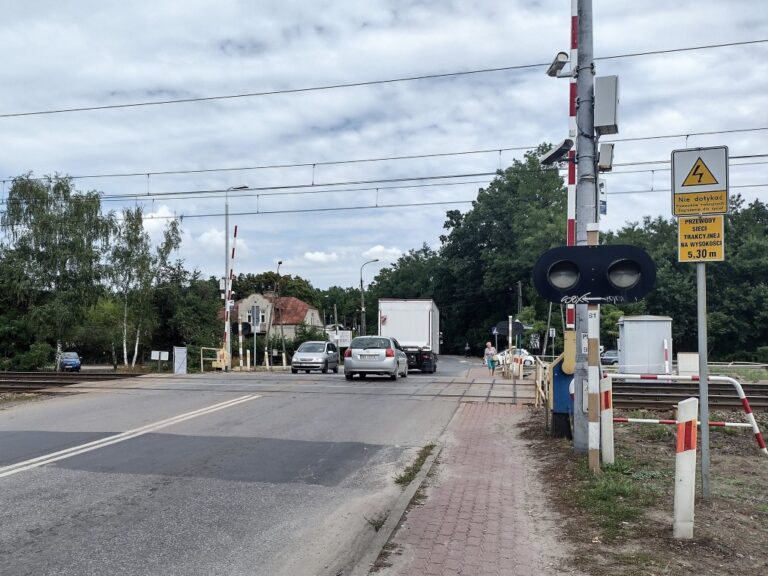 Tunel zastąpi przejazd kolejowy w Sulejówku – Raport Kolejowy