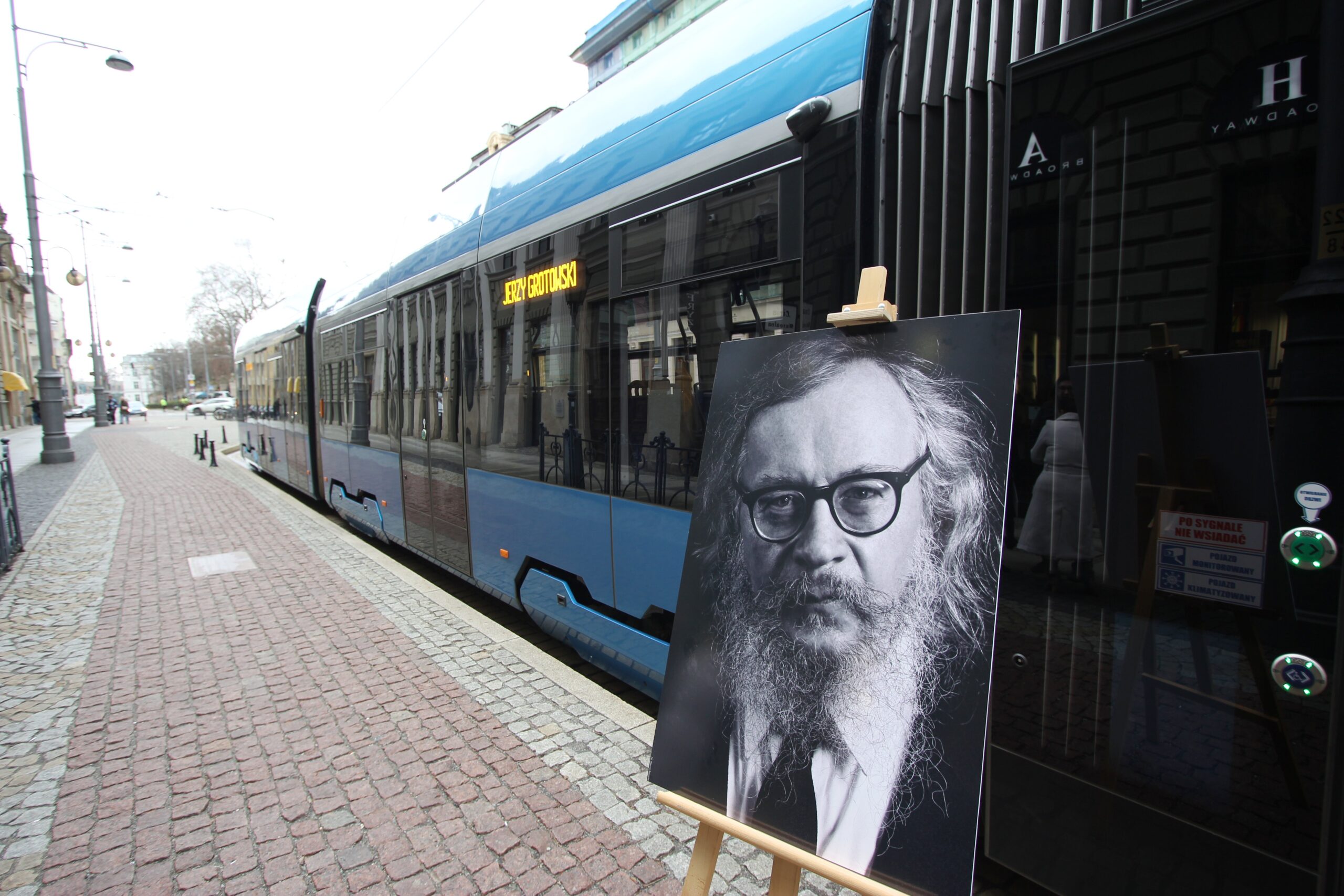 Jerzy Grotowski patronem wrocławskiego tramwaju [ZDJĘCIA] – Raport Kolejowy