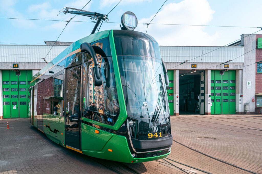 Moderus Gamma LF 04 debiutuje w Poznaniu [ZDJĘCIA] – Raport Kolejowy